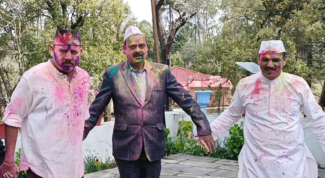 Almora:: DM और SSP ने जमकर खेली होली, पुलिसकर्मियों को लगाया अबीर-गुलाल ...